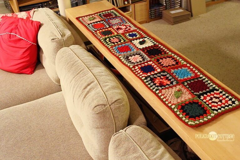 Project :: Granny Square : Christmas Table Runner ⋆ Polka Dot Cottage